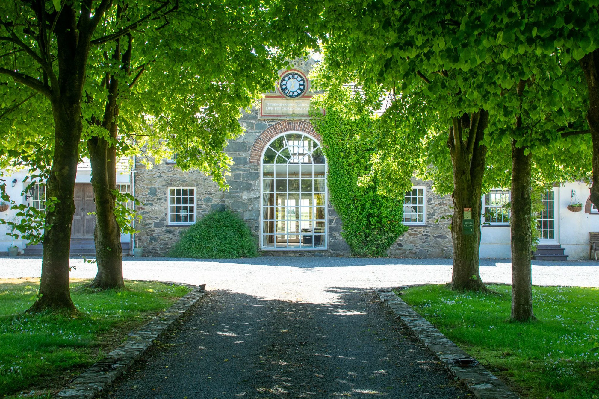 Y Plasdy (Manor) - Plas Llechylched Holiday Cottages